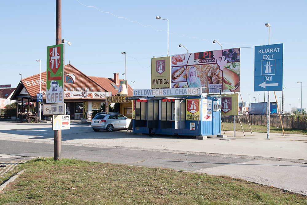 Bus Stop Nickelsdorf – Tracing Spaces